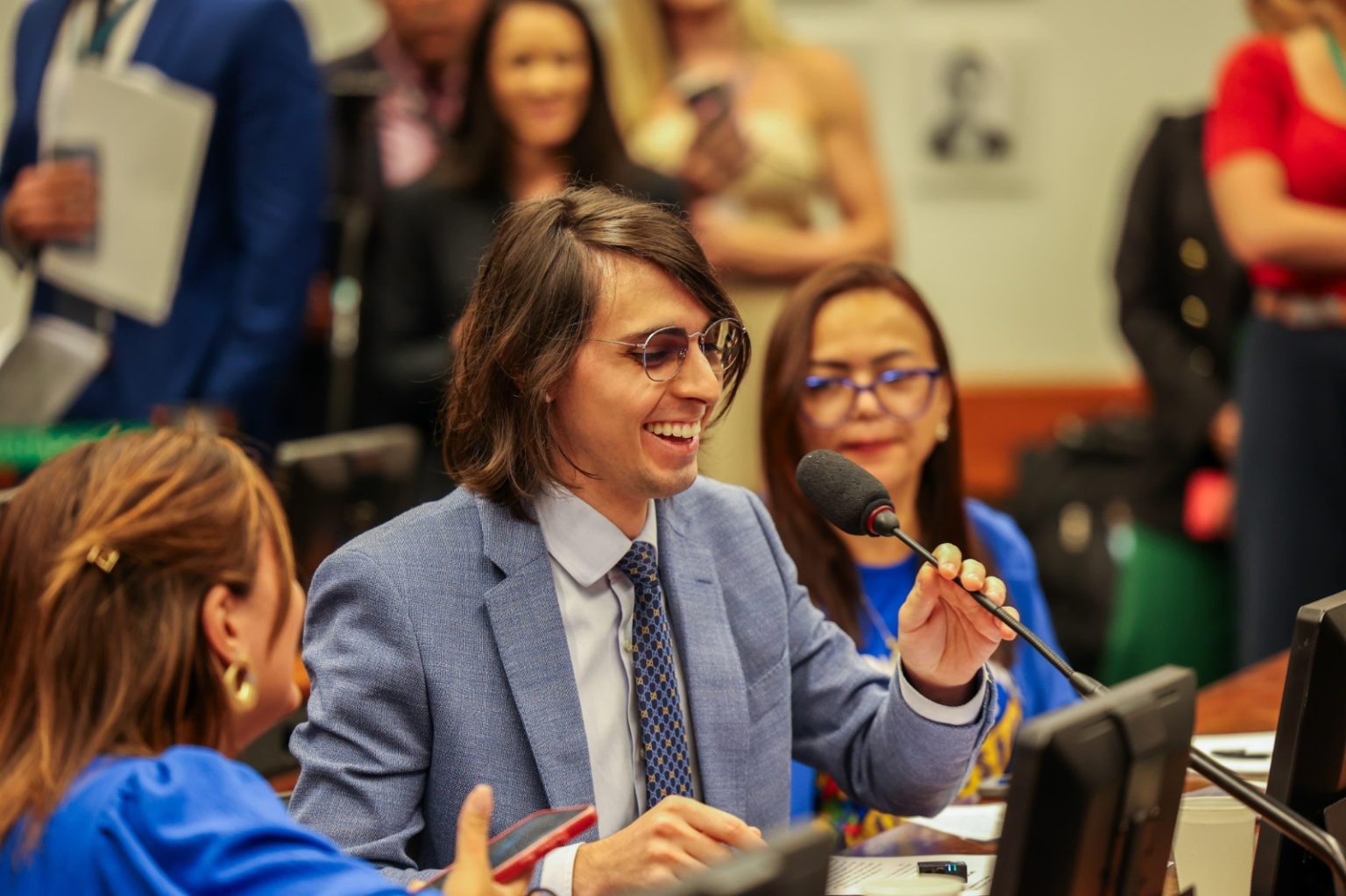 Amom bate Salazar e lidera pesquisa para deputado federal - Portal Único